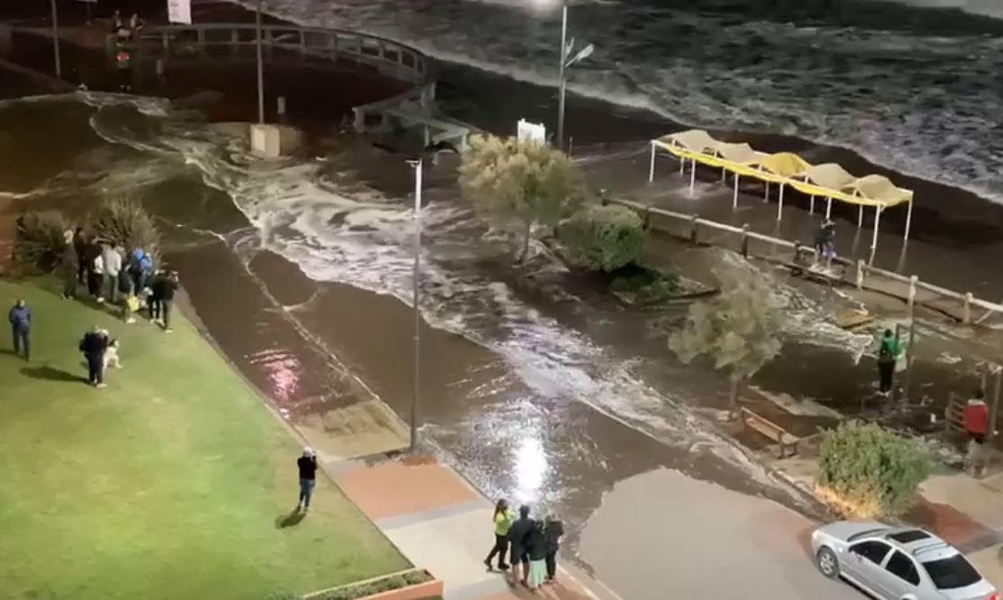 Monte Hermoso: la sudestada hizo que el mar supere la Costanera ...