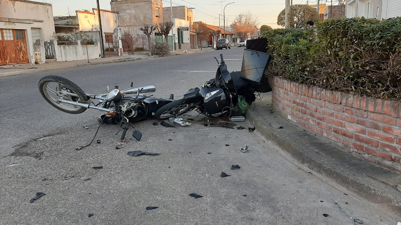 Violento choque entre motos dejó a dos personas heridas :: Canal Verte