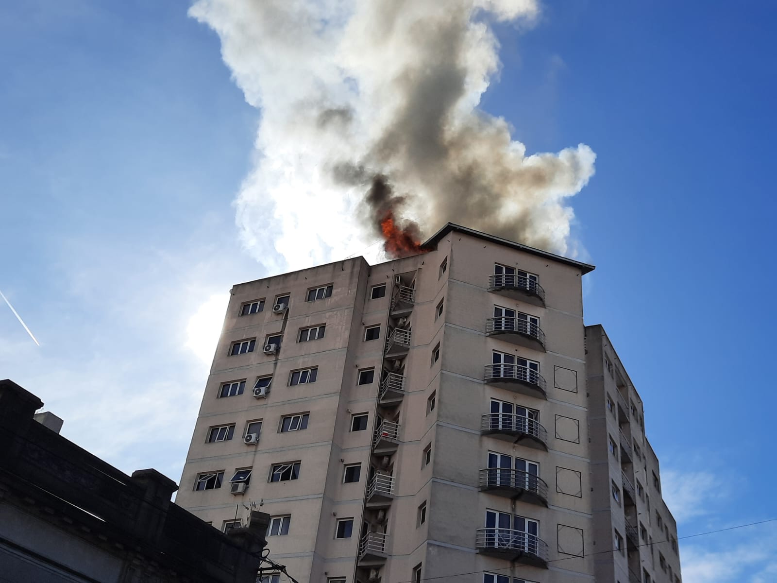 Impresionante incendio en la terraza de un edificio en pleno centro ...