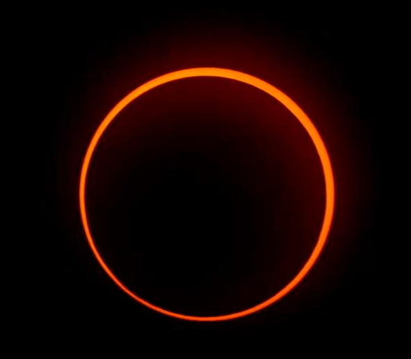 El eclipse anular de Sol con su “anillo de fuego” maravilló a miles ...