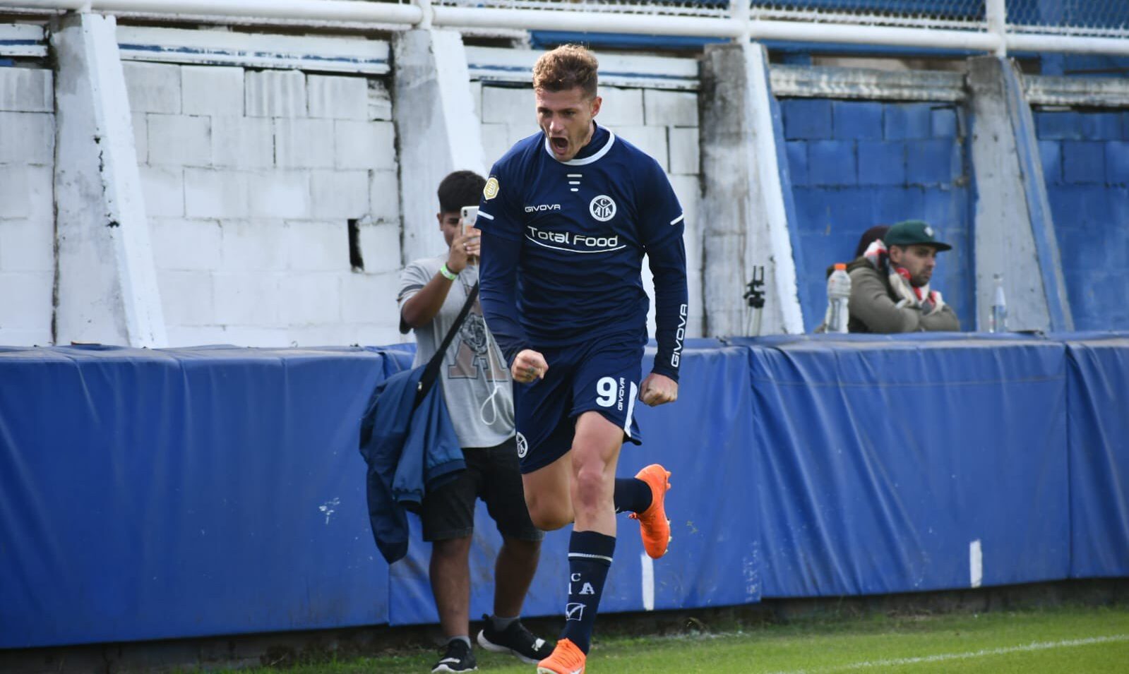 Juani Barbieri seguirá su carrera en Deportivo Armenio :: Canal Verte