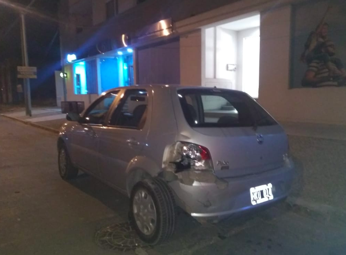 Perdió el control al pinchar una rueda de la moto y chocó un auto ... Perdió el control al pinchar una rueda de la moto y chocó un auto ...