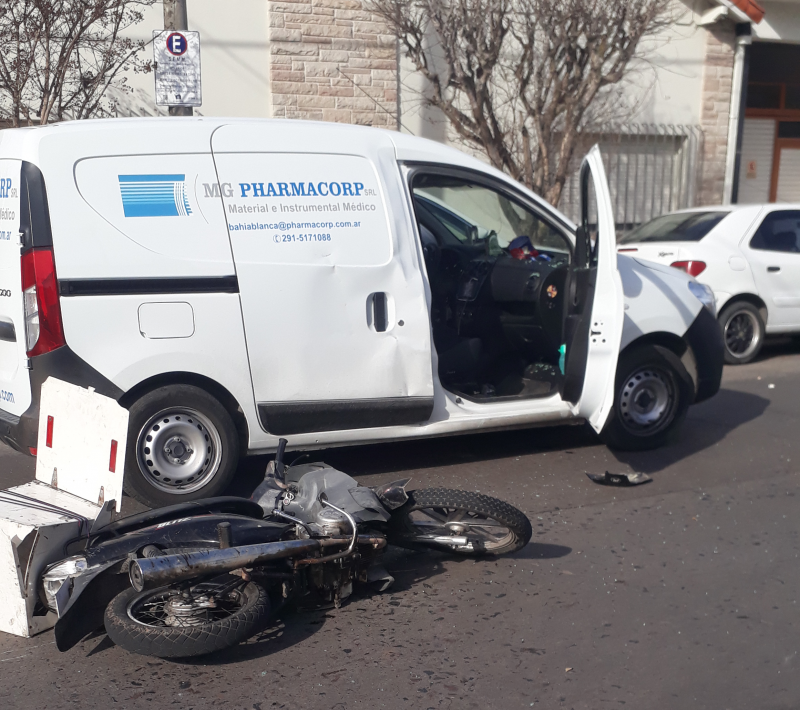 Motomandados Herido Tras Chocar Con Un Utilitario De Bahía Blanca 5235
